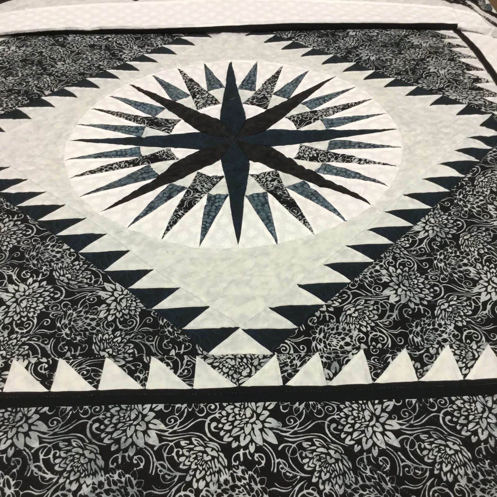 Mariner's Compass Quilt - Queen ~ Family Farm Handcrafts